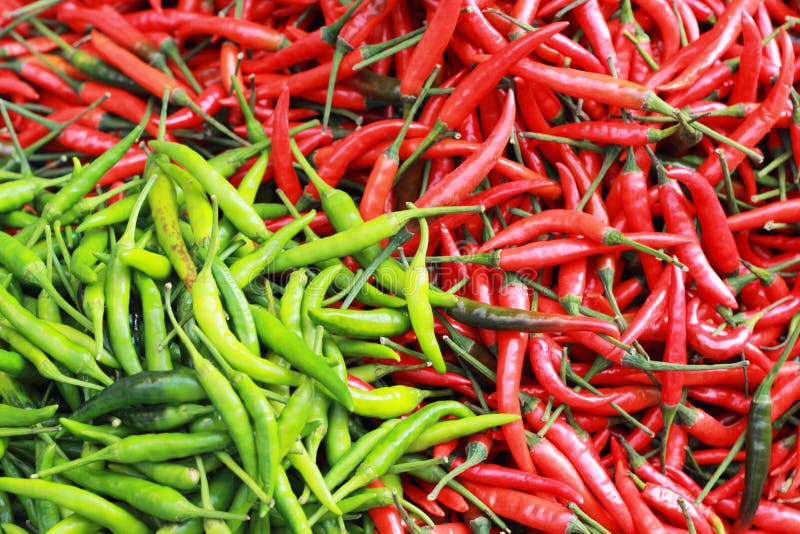 Piment Vert Et Piment Rouge Sur Le Marché. Photo stock - Image du ...