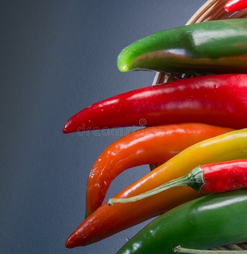 Pimenta Pimenta De Diferentes Tipos E Cores Com Copyspace E Fundo Azul ...