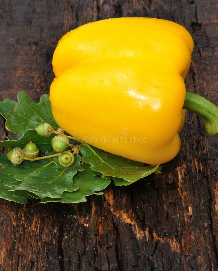 Pimenta-doce-amarela foto de stock. Imagem de tabela - 193348508
