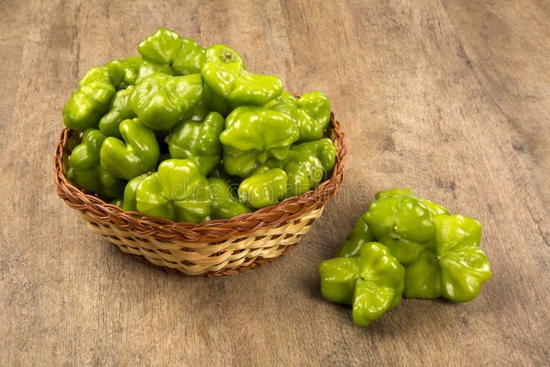 Pimenta Verde Sobre Um Fundo De Madeira Foto de Stock - Imagem de ...