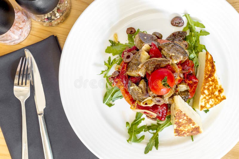 Pimienta Adobada Halloumi De La Ensalada Imagen de archivo - Imagen de ...