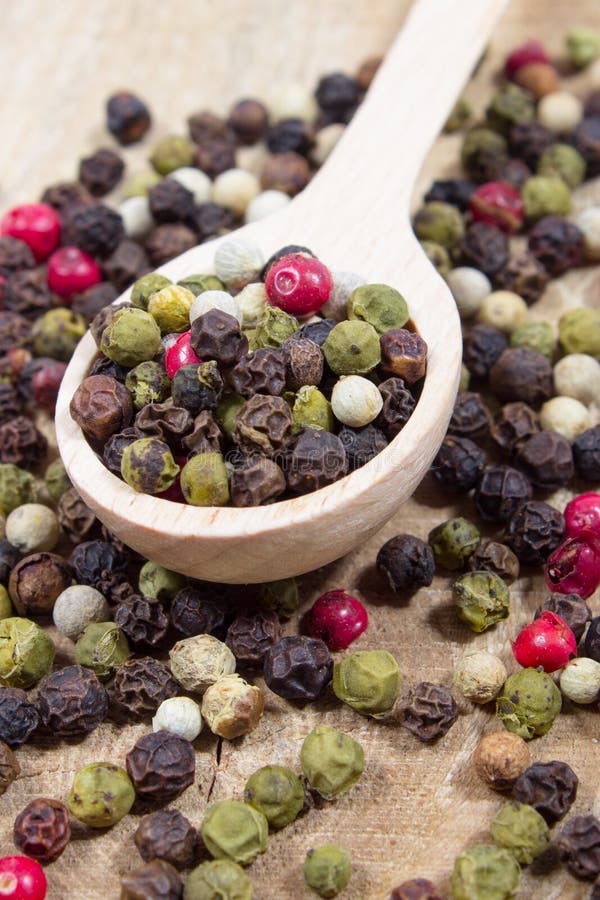 Pimienta Del Color En Un Fondo De Madera Foto de archivo - Imagen de ...