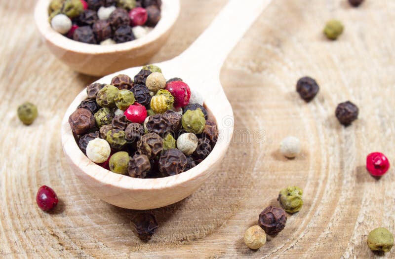 Pimienta Del Color En Un Fondo De Madera Foto de archivo - Imagen de ...