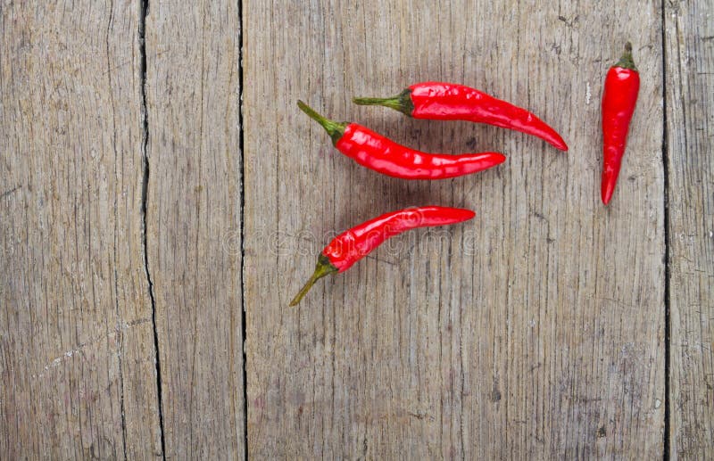 Pimientas De Chile Candentes En La Tabla De Madera Foto de archivo ...