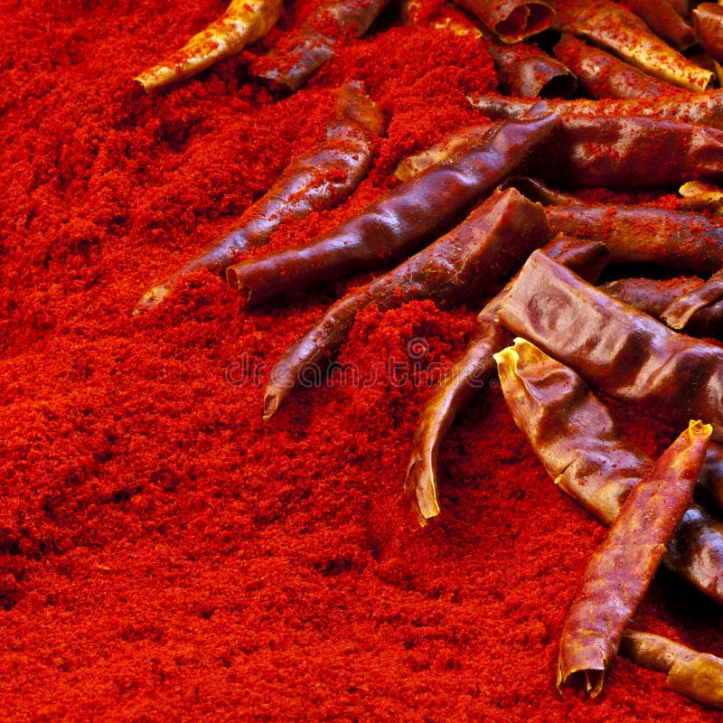Pimientas De Chile Rojo Y Polvo De Chile Foto de archivo - Imagen de ...