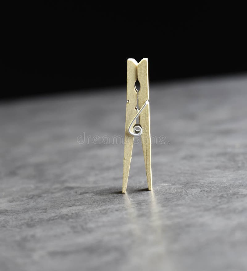 Pin de la ropa foto de archivo. Imagen de dorado, puente - 124070670