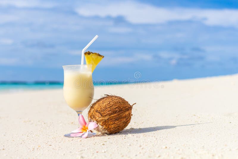 Pina Colada-Cocktail Auf Dem Strand Stockbild - Bild von cocktail ...