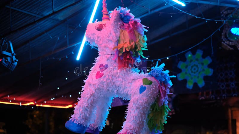 A Pinata Hangs before it Meets Its Final Fate 库存图片 - 图片 包括有 镇压, 获得 ...