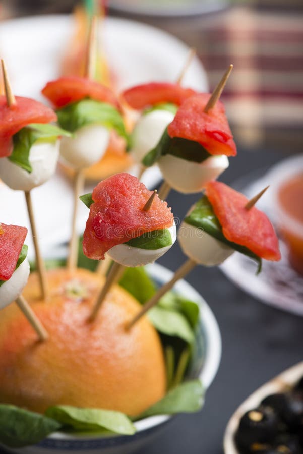 El Pincho De La Mozzarella Del Tomate Y El Otro Comida Para Comer Con ...