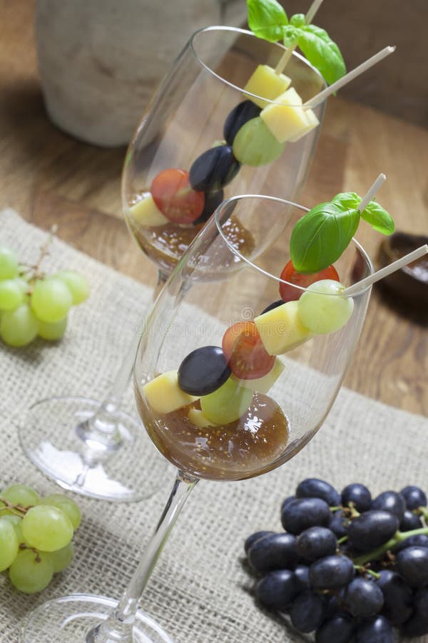 Pinchos Del Queso Y De La Uva En Cuchara De La Porcelana Imagen de ...