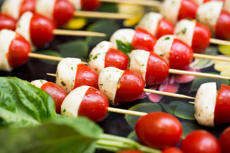 Pinchos De Caprese Del Tomate Imagen de archivo - Imagen de diviértase ...
