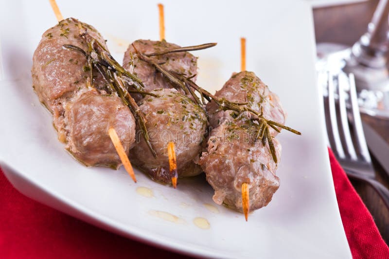 Pinchos De La Carne En El Plato Blanco. Imagen de archivo - Imagen de ...