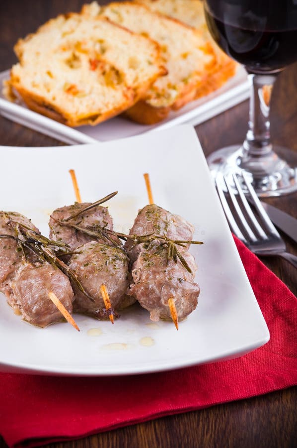 Pinchos De La Carne En El Plato Blanco. Imagen de archivo - Imagen de ...