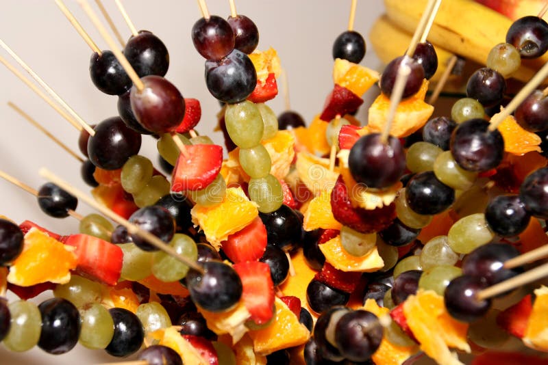 Pinchos de la fruta imagen de archivo. Imagen de pedazos - 17126139