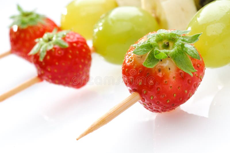 Pinchos de la fruta foto de archivo. Imagen de postre - 27553966