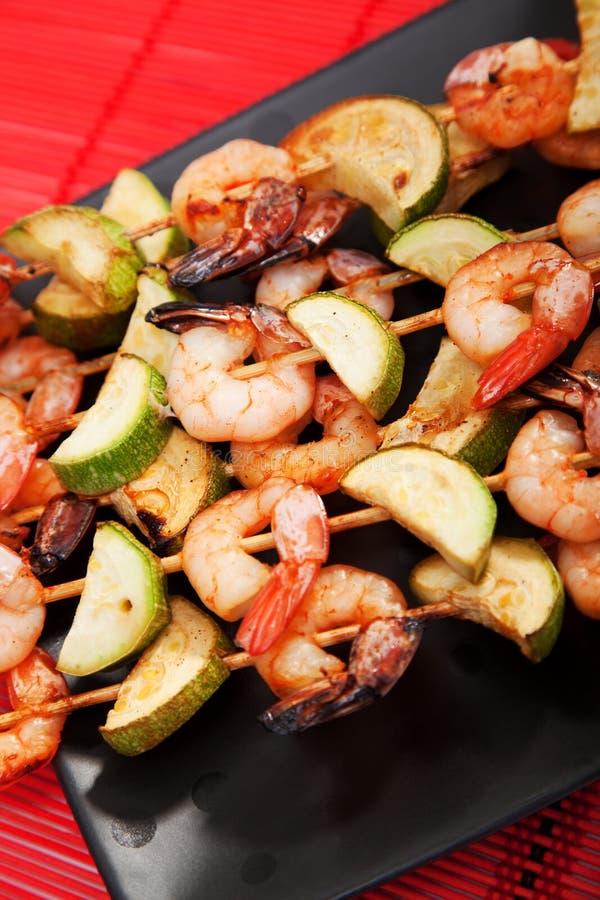 Pinchos De Los Camarones Con Las Verduras Imagen de archivo - Imagen de ...