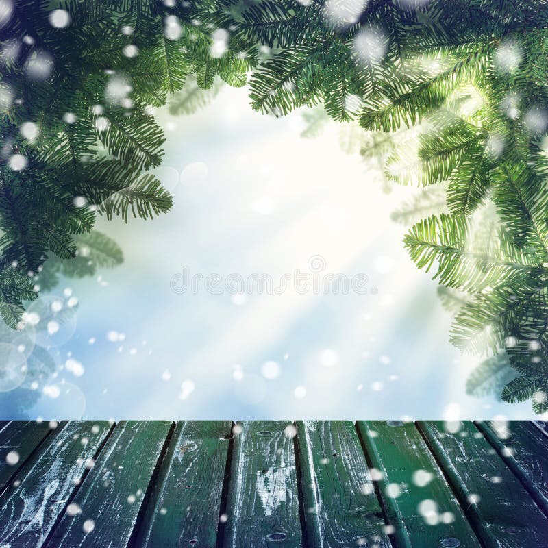 Pinheiro-de-natal Sobre Fundo Verde De Madeira E Luz-de-boque Foto de ...