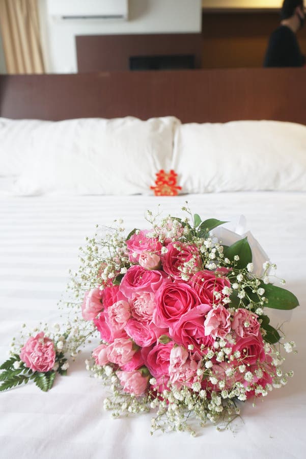 Pink Roses & Baby Breath Stock Image - Image of centrepiece, bouquet ...