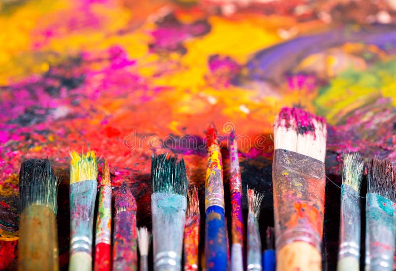 Bunte Pinsel Auf Einem Holztisch Stockfoto - Bild von hilfsmittel ...