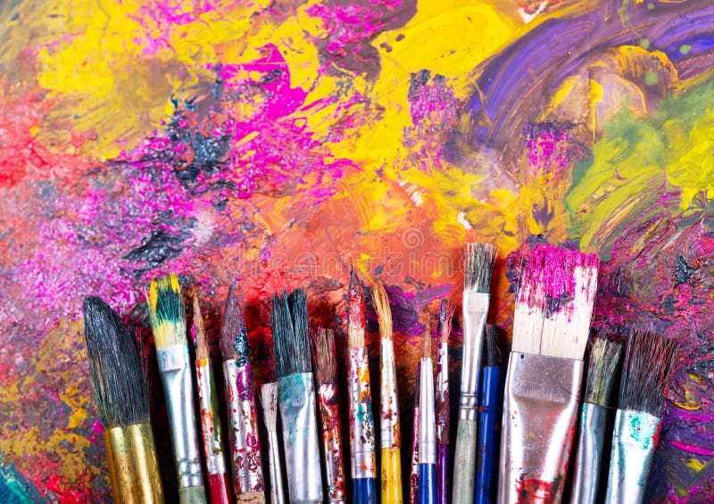 Bunte Pinsel Auf Einem Holztisch Stockfoto - Bild von hilfsmittel ...