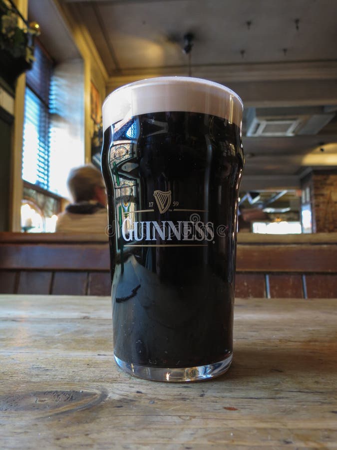 Pinta Della Birra Dell'Irlandese Di Guinness Immagine Editoriale ...