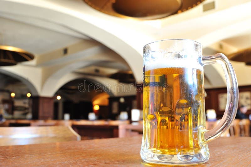 Pinta di birra dorata fotografia stock. Immagine di industrie - 24268938