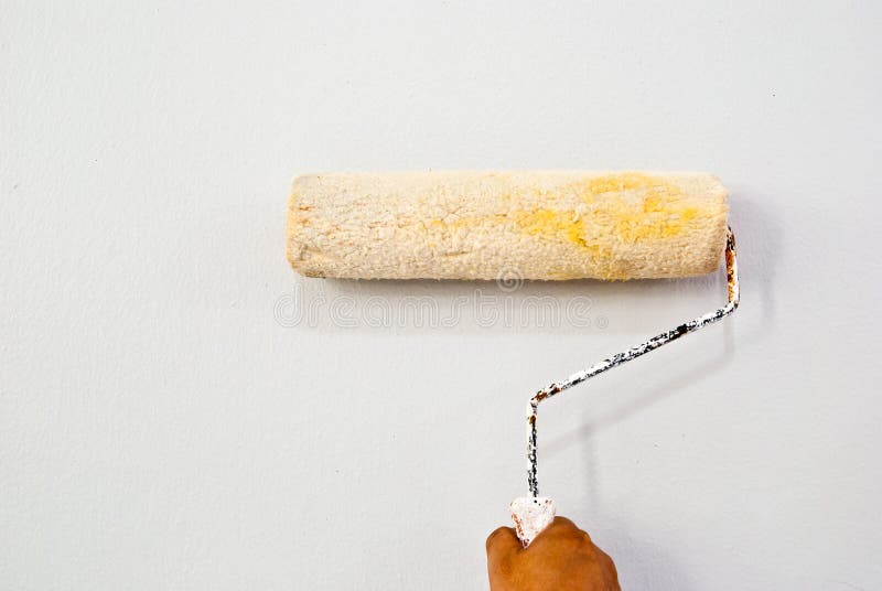 Pintando a parede com rolo foto de stock. Imagem de decorar - 25256814