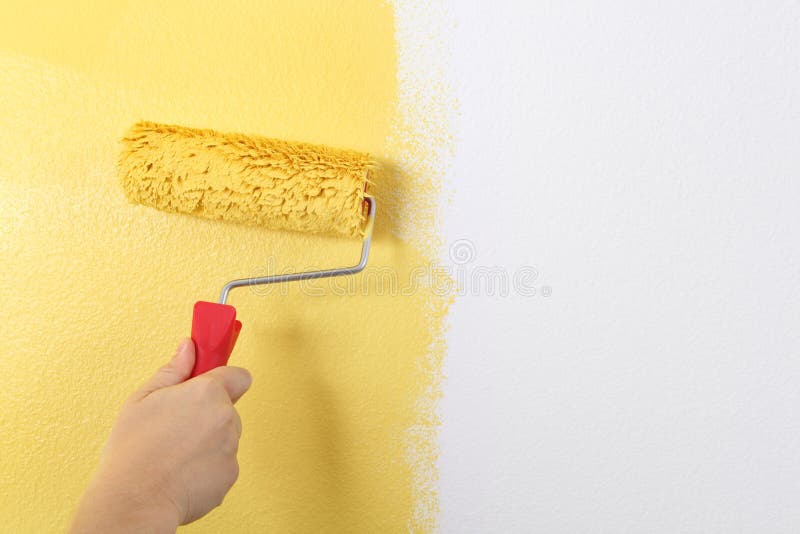 Pintando a Parede Com Um Rolo De Pintura Imagem de Stock - Imagem de ...