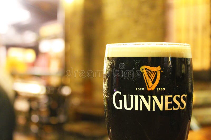 Une pinte de Guinness photo stock éditorial. Image of pinte - 61510818