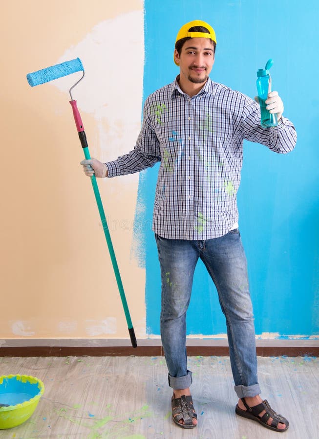 Pintor Pintando La Pared En Casa Imagen de archivo - Imagen de pared ...