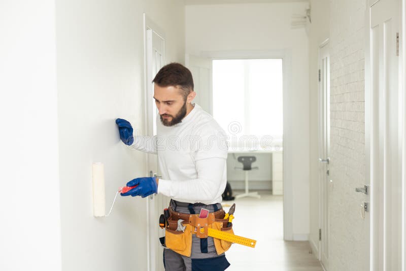 Pintor Pintando Uma Parede De Casa Com Um Rolo De Tinta. Foto de Stock ...