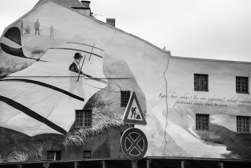 Pintura De Pared Del Edificio De Apartamentos Viejo En Riga Imagen de ...