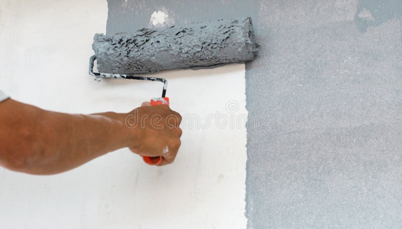 Pintando Uma Parede Com Rolo E Pintura Amarela Foto de Stock - Imagem ...