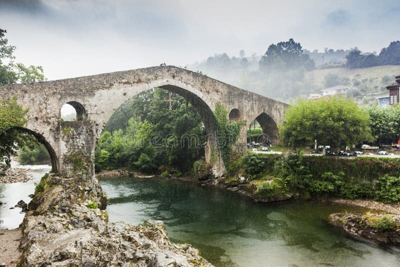 Pioggie Al Vecchio Ponte Di Pietra Romano a Cangas De Onis Fotografia ...