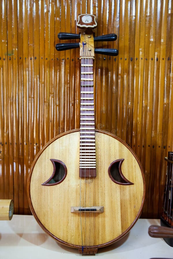 Pipa chinois d'instrument image stock. Image du amusement - 13532827