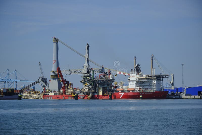PIPE LAYER PLATFORM Seven Borealis - Work at Sea in the Construction of ...