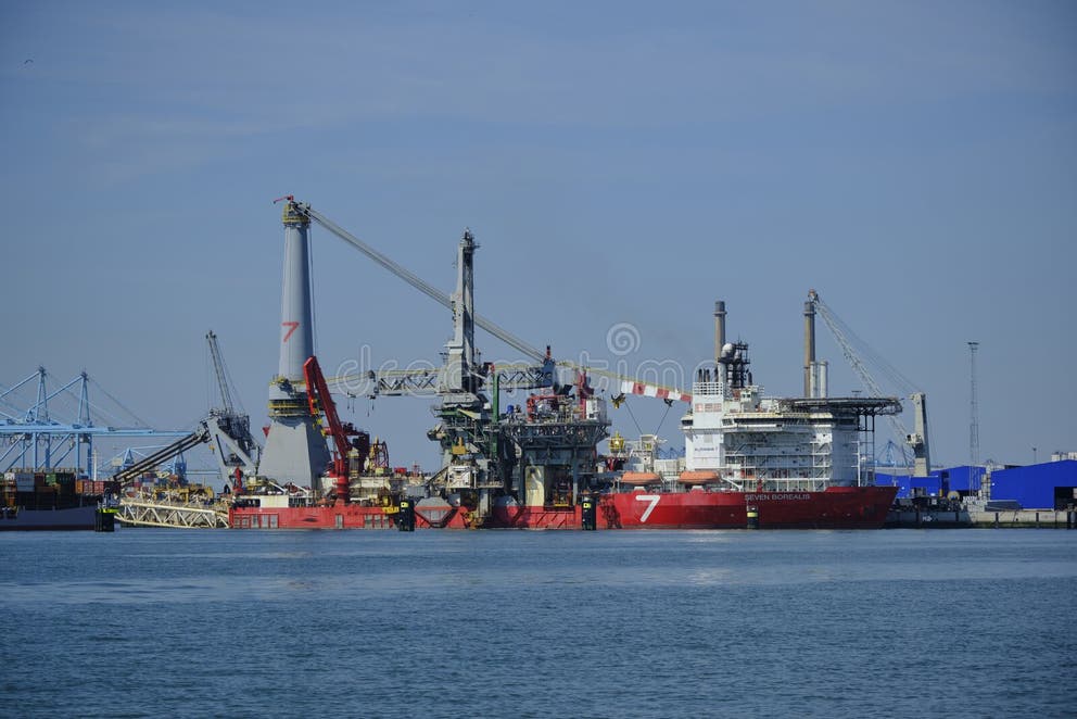 PIPE LAYER PLATFORM Seven Borealis - Work at Sea in the Construction of ...