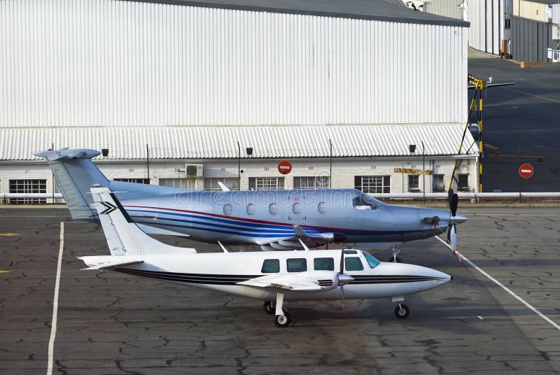 Piper Aerostar 600A and Pilatus PC-12/45 Stock Photo - Image of cargo ...