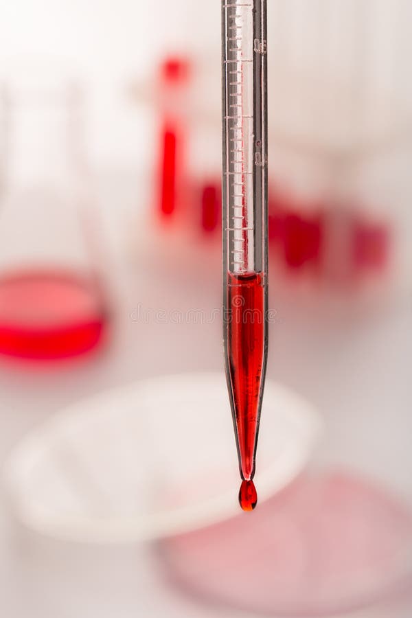 Pipette Avec La Goutte Du Sang Photo stock - Image du chimique ...