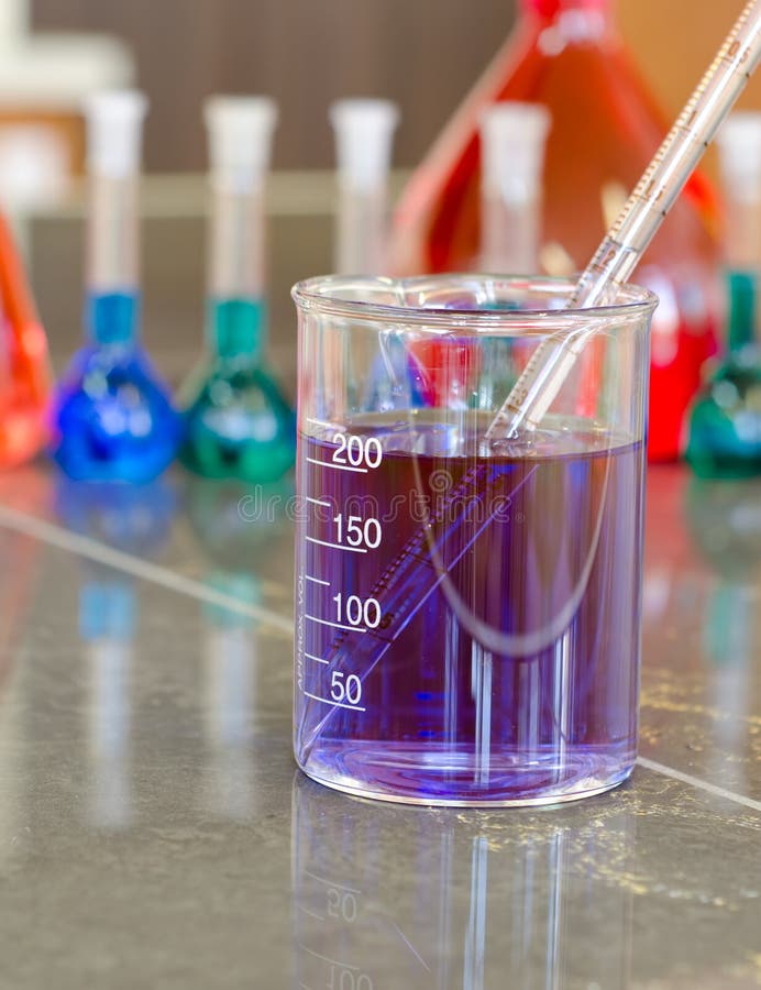 Pipette dans le becher image stock. Image du liquide - 35200339