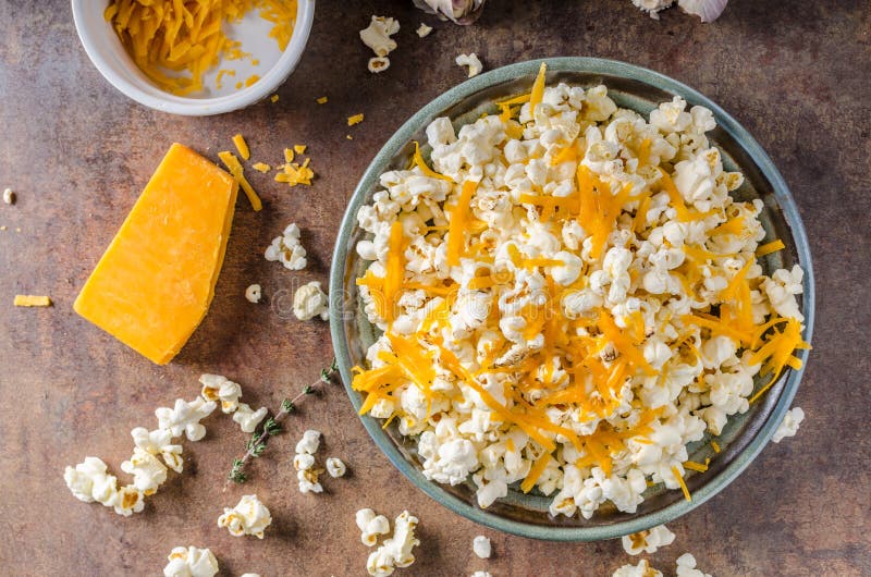 Pipoca caseiro do queijo imagem de stock. Imagem de creativo - 84536921