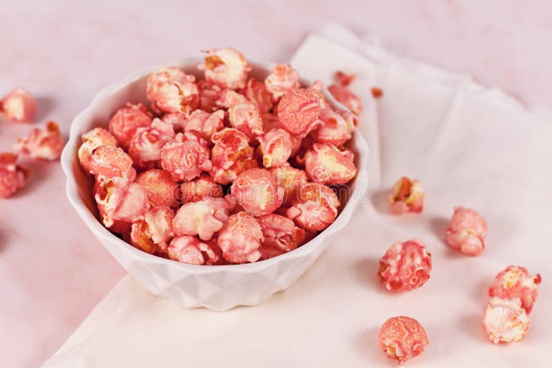 Pipoca Doce Aromatizada De Morango Cor-de-rosa Em Taças Imagem de Stock ...