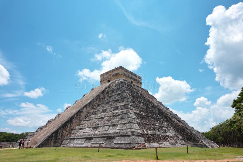 Pirámide De Chichen Itza, Maravilla Del Mundo, México Foto de archivo ...