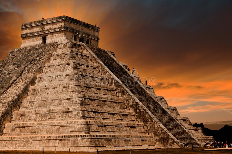 Pirámide De Kukulkan En Chichen Itza En La Puesta Del Sol Imagen de ...