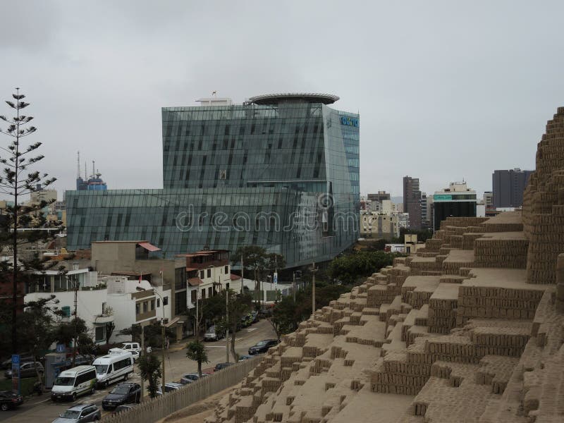 Pirámide Y Edificios Modernos En Lima, Perú Fotografía editorial ...