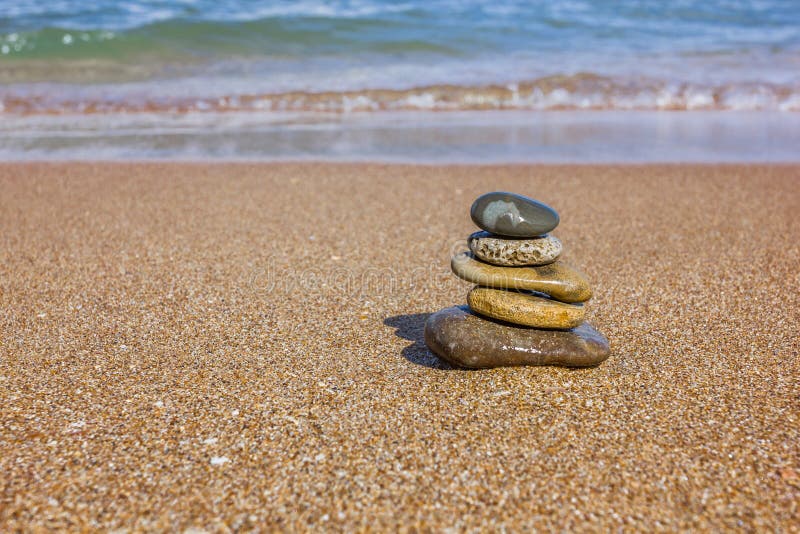 Pedras Coloridas Na Praia Perto Do Mar Foto de Stock - Imagem de praia ...