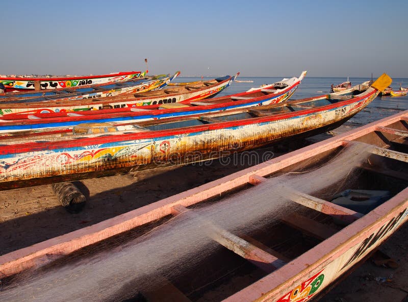Pirogas de pesca foto de archivo. Imagen de senegal, colorido - 53505492