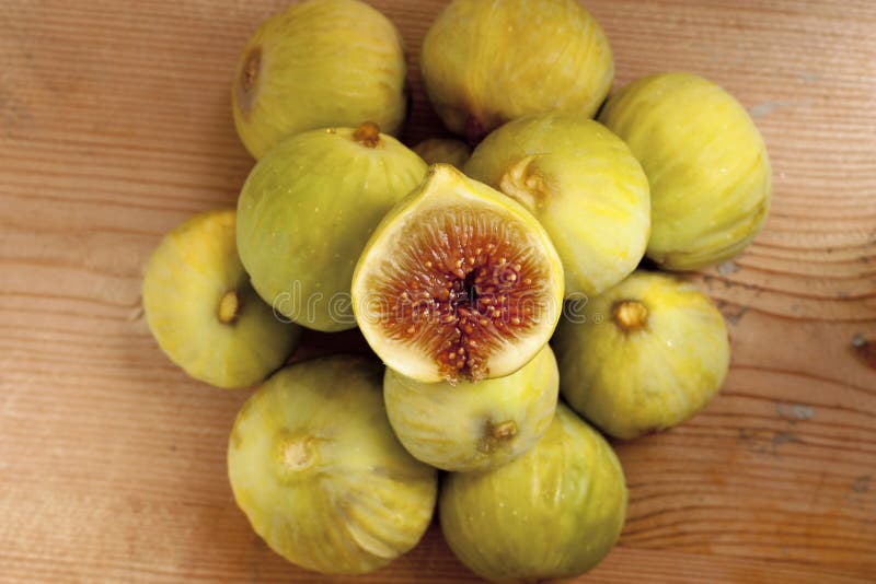 Fichi verdi, Fioroni immagine stock. Immagine di grezzo - 19973779