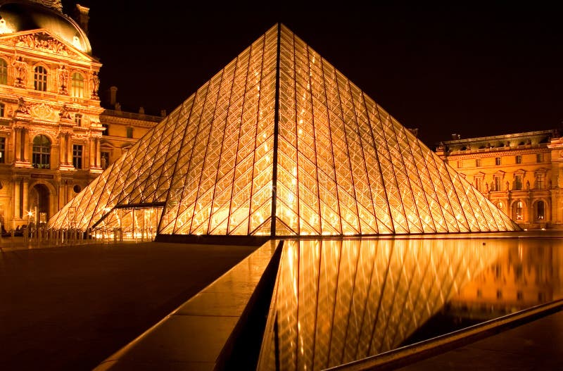 Piramide Della Feritoia Entro La Notte Immagine Editoriale - Immagine ...