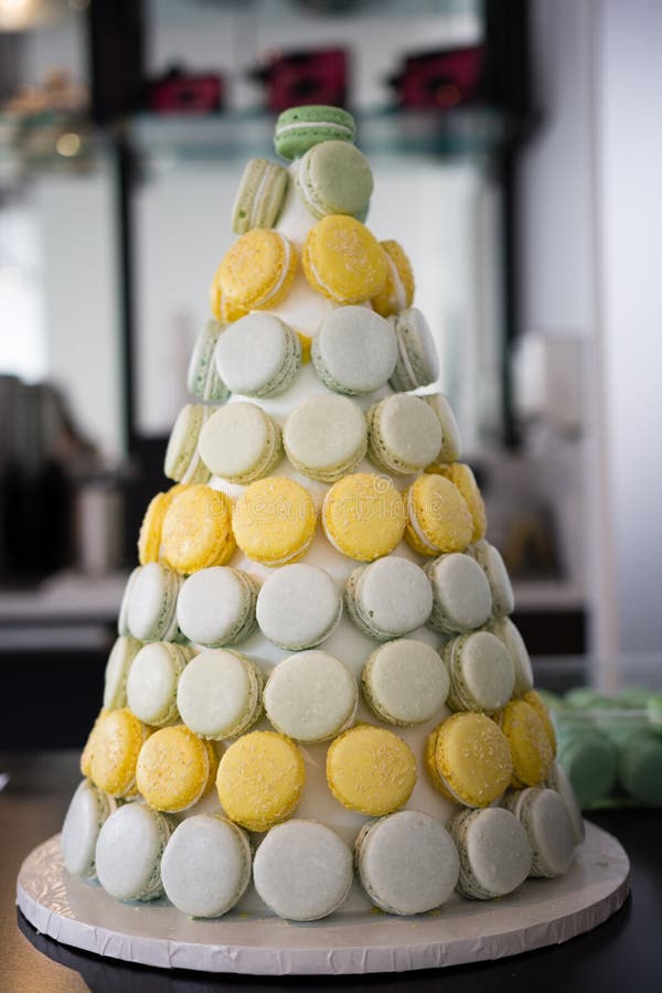 Piramide di Macaron fotografia stock. Immagine di cuisine - 42841486